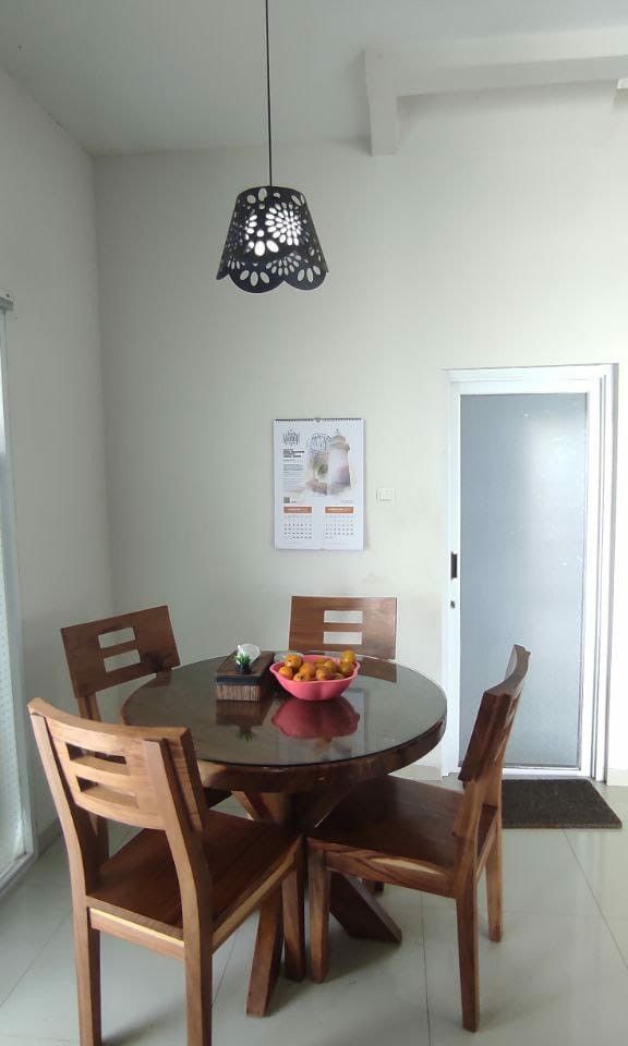 RUMAH DIJUAL DI LEMBANG BANDUNG, LUAS TANAH 150M2, POSISI HOOK, 4 KT RUANG SEMI TERBUKA, CARPORT ...