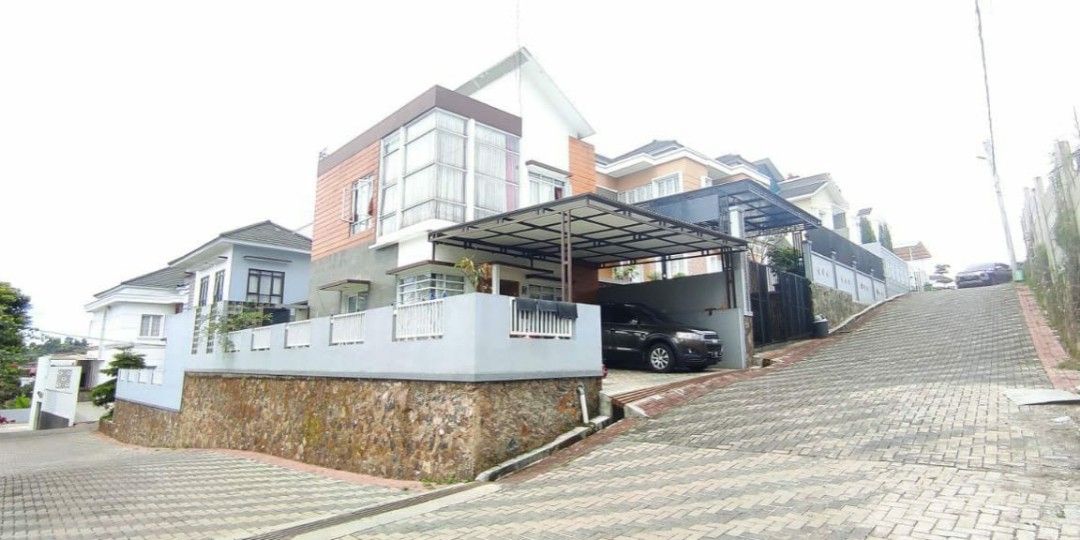RUMAH DIJUAL DI LEMBANG BANDUNG, LUAS TANAH 150M2, POSISI HOOK, 4 KT RUANG SEMI TERBUKA, CARPORT ...
