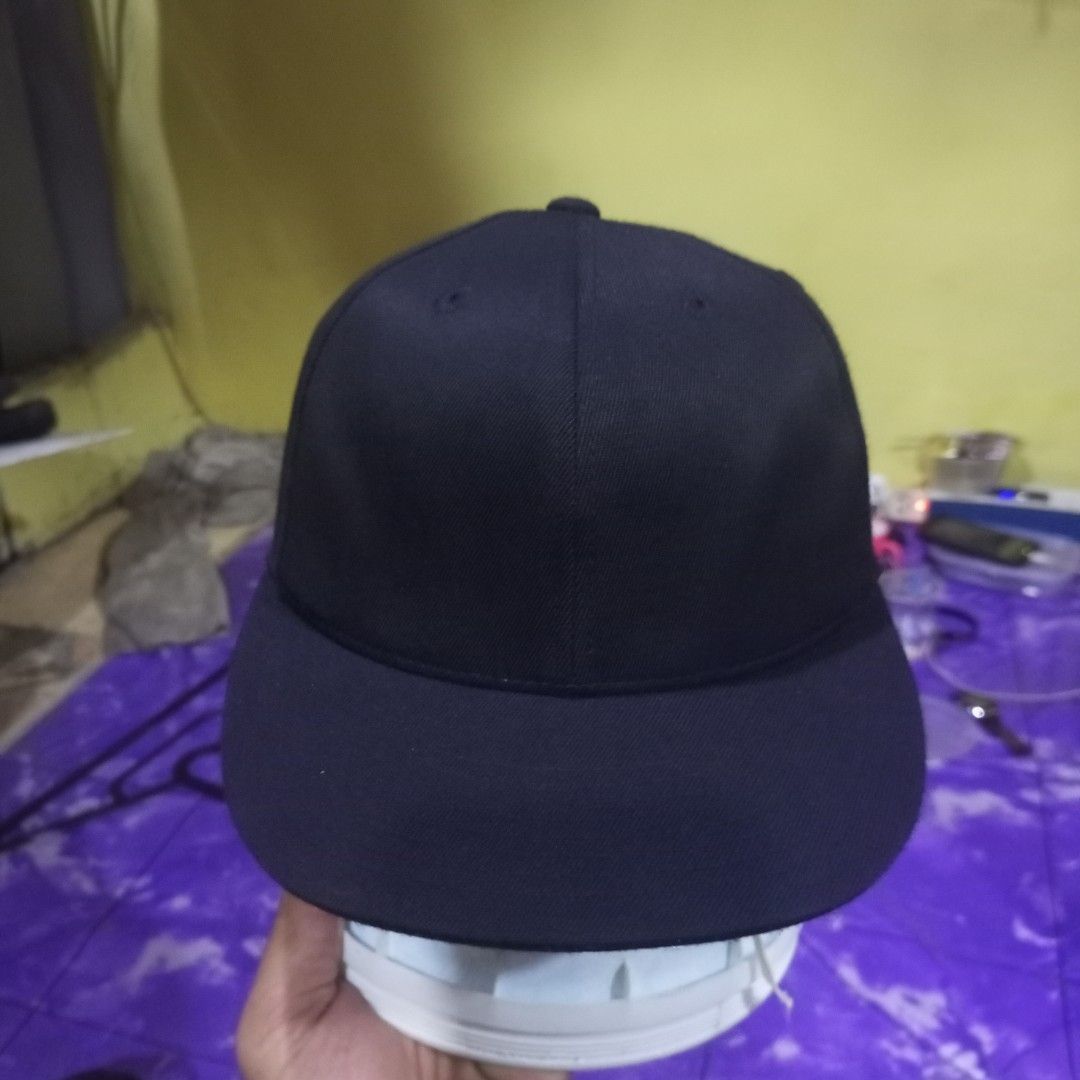 Topi polos hitam, Fesyen Pria, Aksesoris, Topi di Carousell