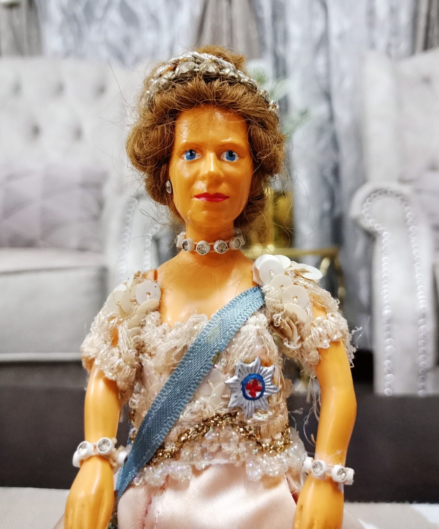 VINTAGE QUEEN ELIZABETH II SILVER JUBILEE DOLL RARE, Hobbies & Toys ...