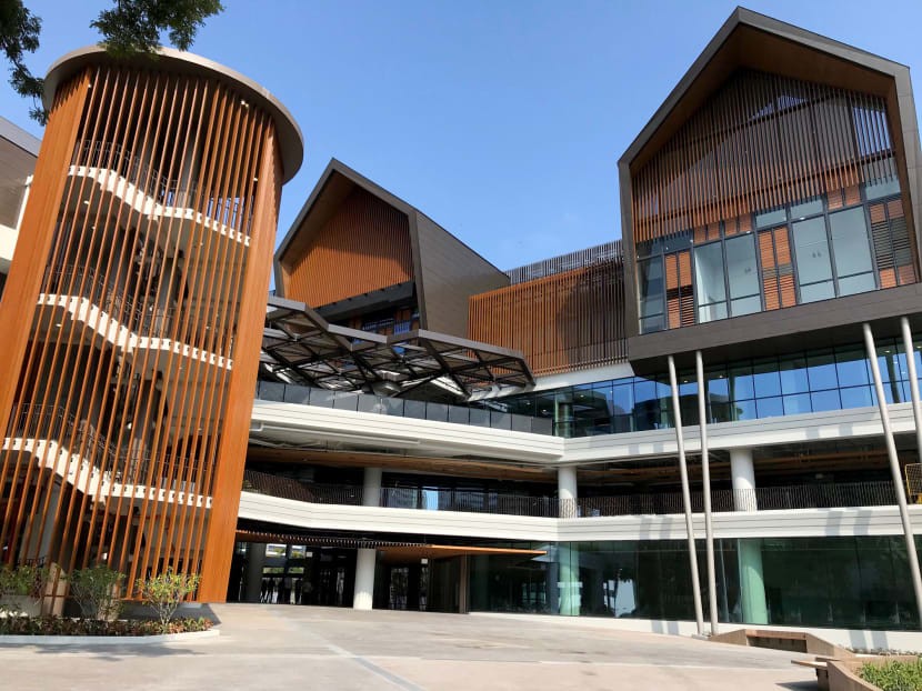 Geylang Serai Badminton court. (near paya lebar MRT), Sports Equipment ...