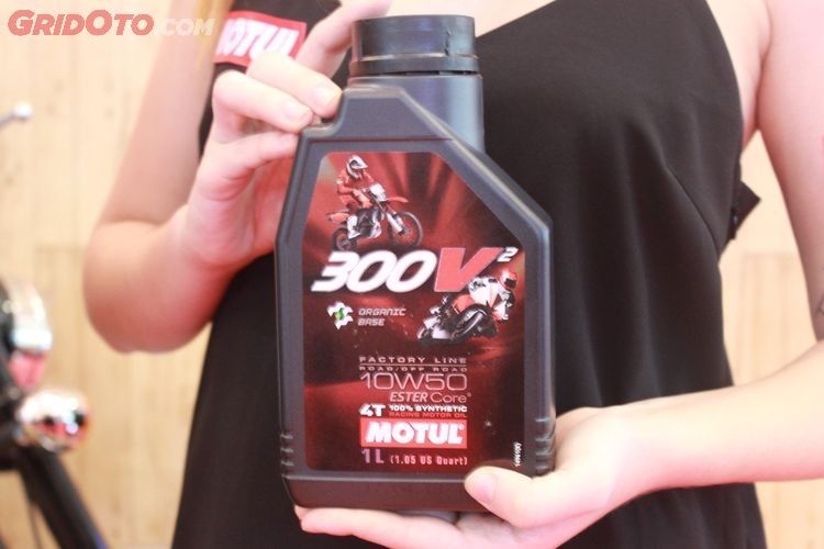 Motul 300V2 4T Factory Line 10W50 Oil 1L, Motorcycles, Motorcycle Accessories on Carousell