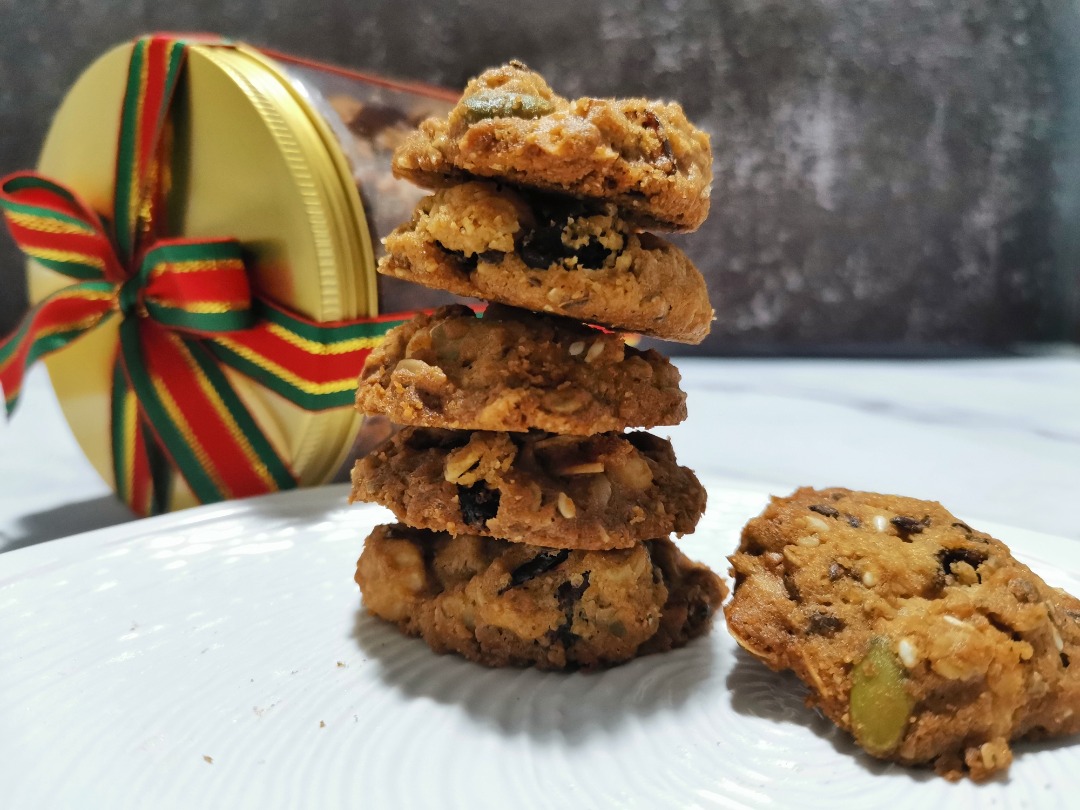 Muesli Crunchy Cookies, Food & Drinks, Homemade Bakes on Carousell