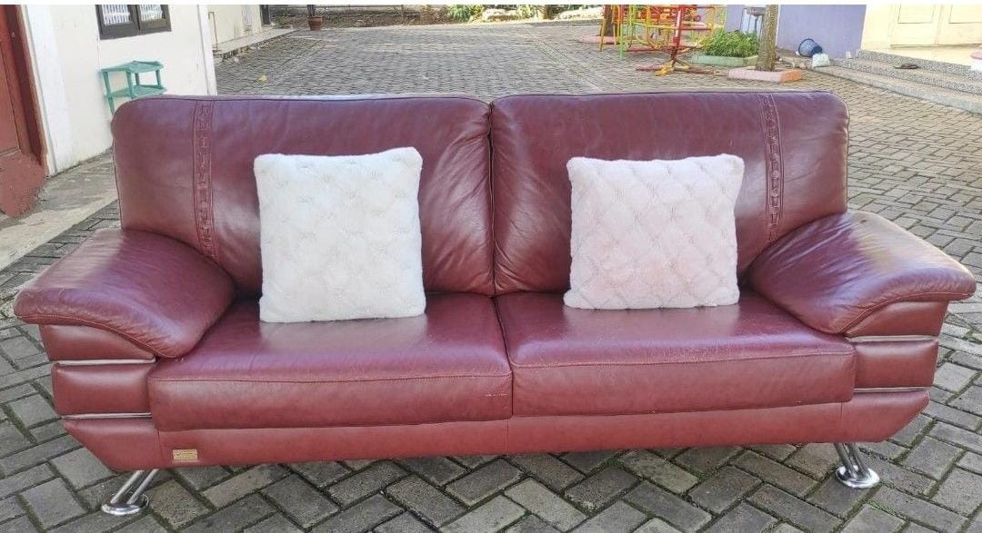 Sofa kulit asli merk Lorenzo, Perabotan Rumah di Carousell
