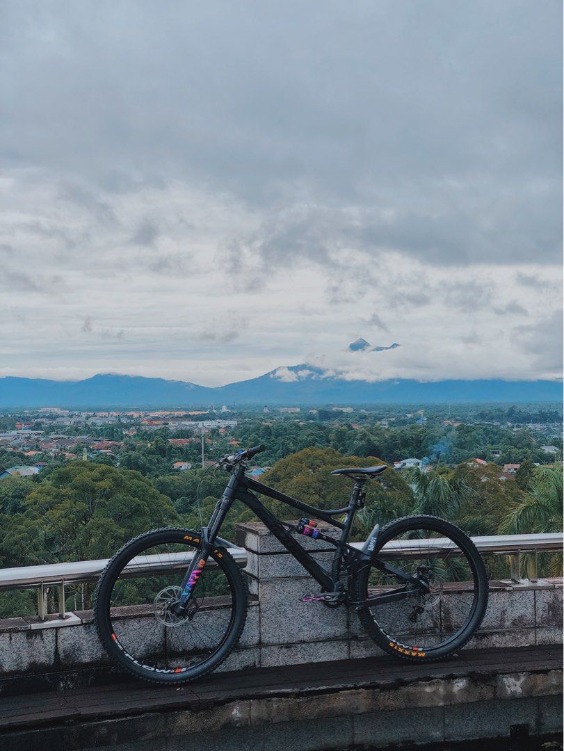 Banshee Rune V2 27.5 Enduro, Sports Equipment, Bicycles & Parts ...