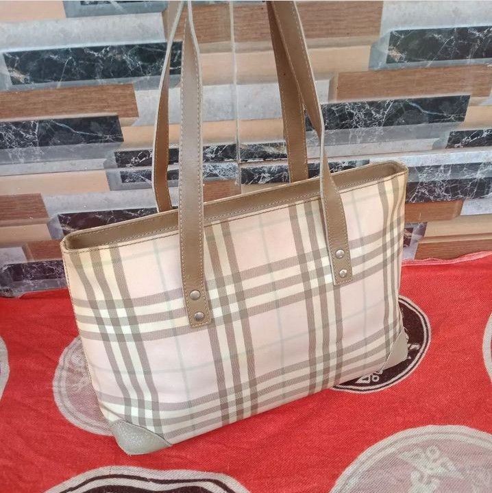 BURBERRY MADE IN ITALY, Fesyen Wanita, Tas & Dompet di Carousell