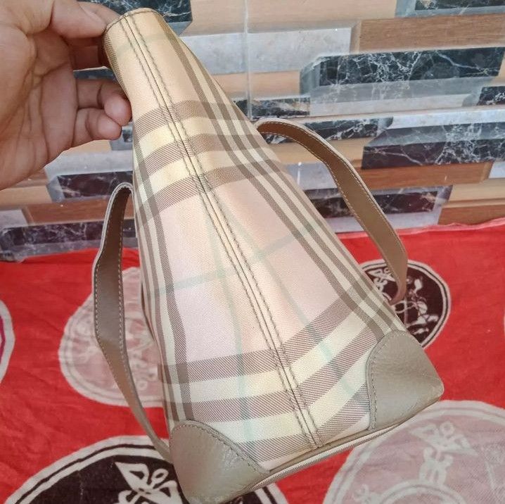 BURBERRY MADE IN ITALY, Fesyen Wanita, Tas & Dompet di Carousell
