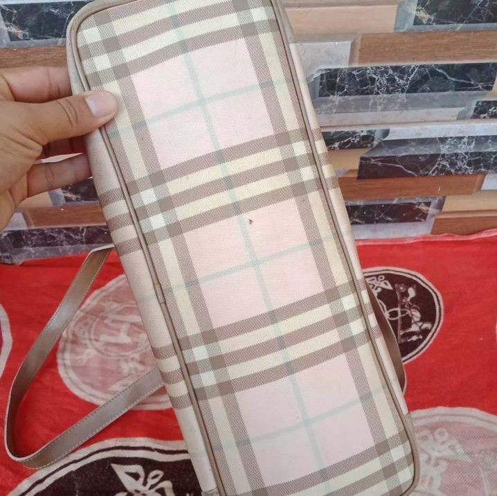 BURBERRY MADE IN ITALY, Fesyen Wanita, Tas & Dompet di Carousell