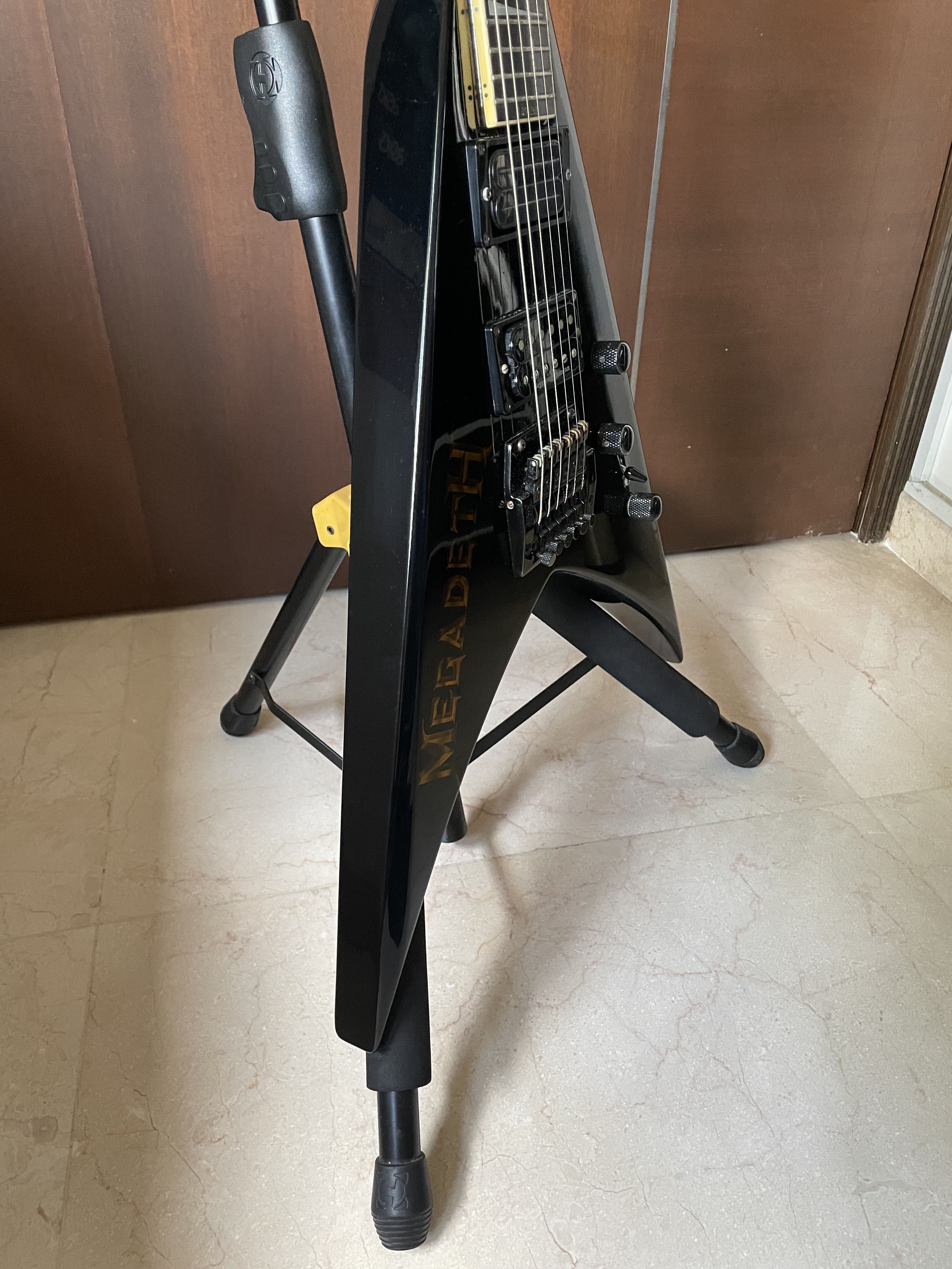 Hercules Guitar Stand GS414B+ fit flying v explorer shape, Hobbies ...
