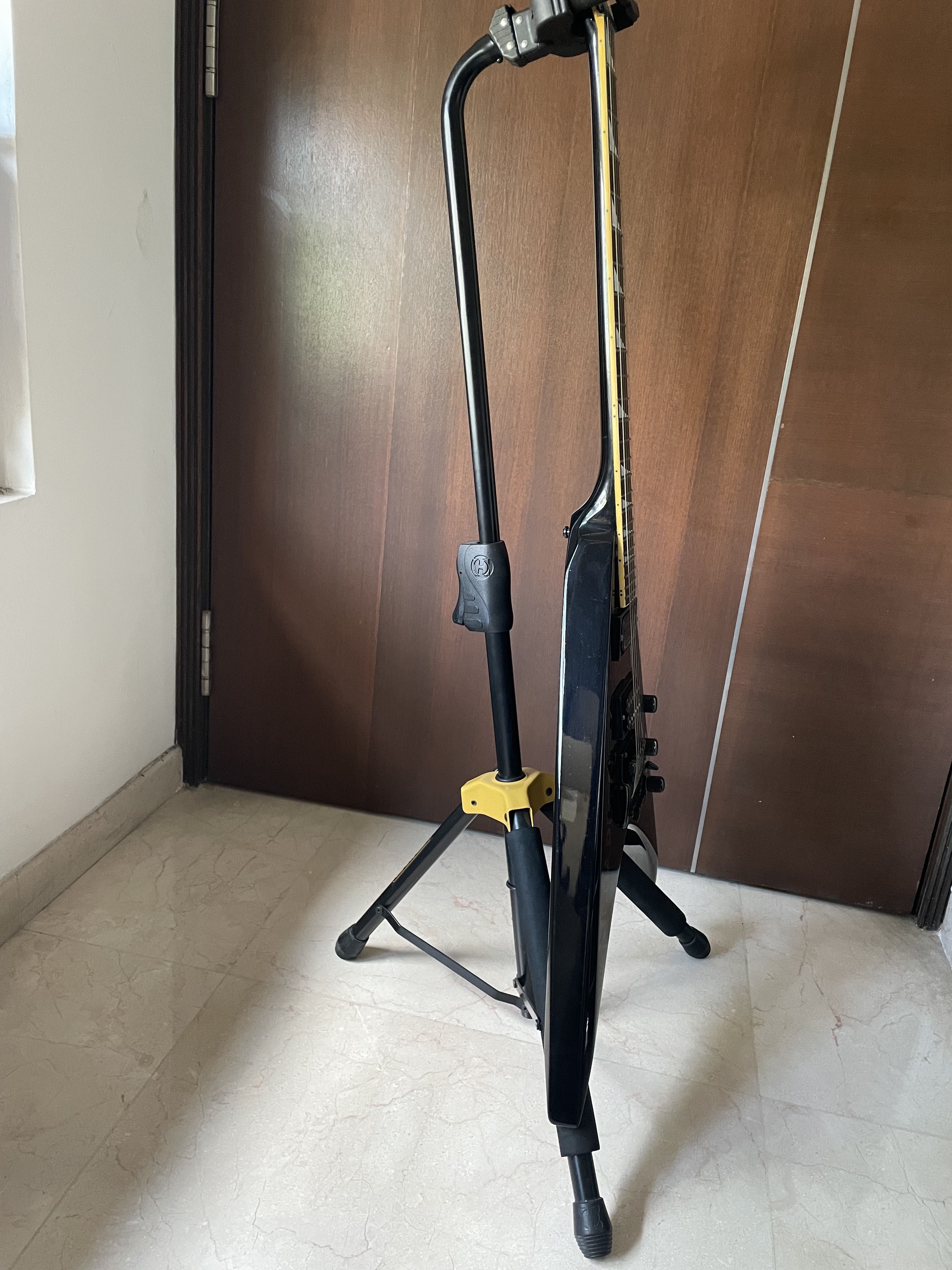 Hercules Guitar Stand GS414B+ fit flying v explorer shape, Hobbies ...