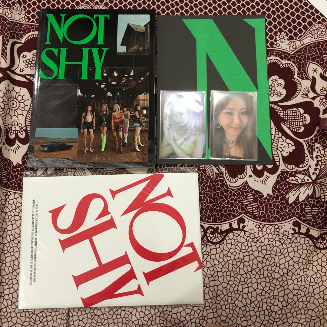 ITZY NOT SHY ALBUM GREEN VER, Hobbies & Toys, Memorabilia ...