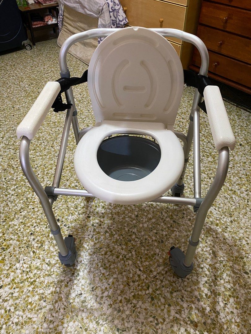 (Like new) Commode chair, Health & Nutrition, Assistive & Rehabilatory ...