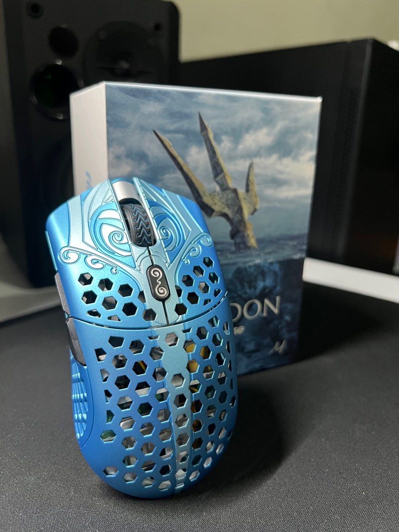 Finalmouse Starlight-12 Poseidon Medium, Computers & Tech, Parts ...