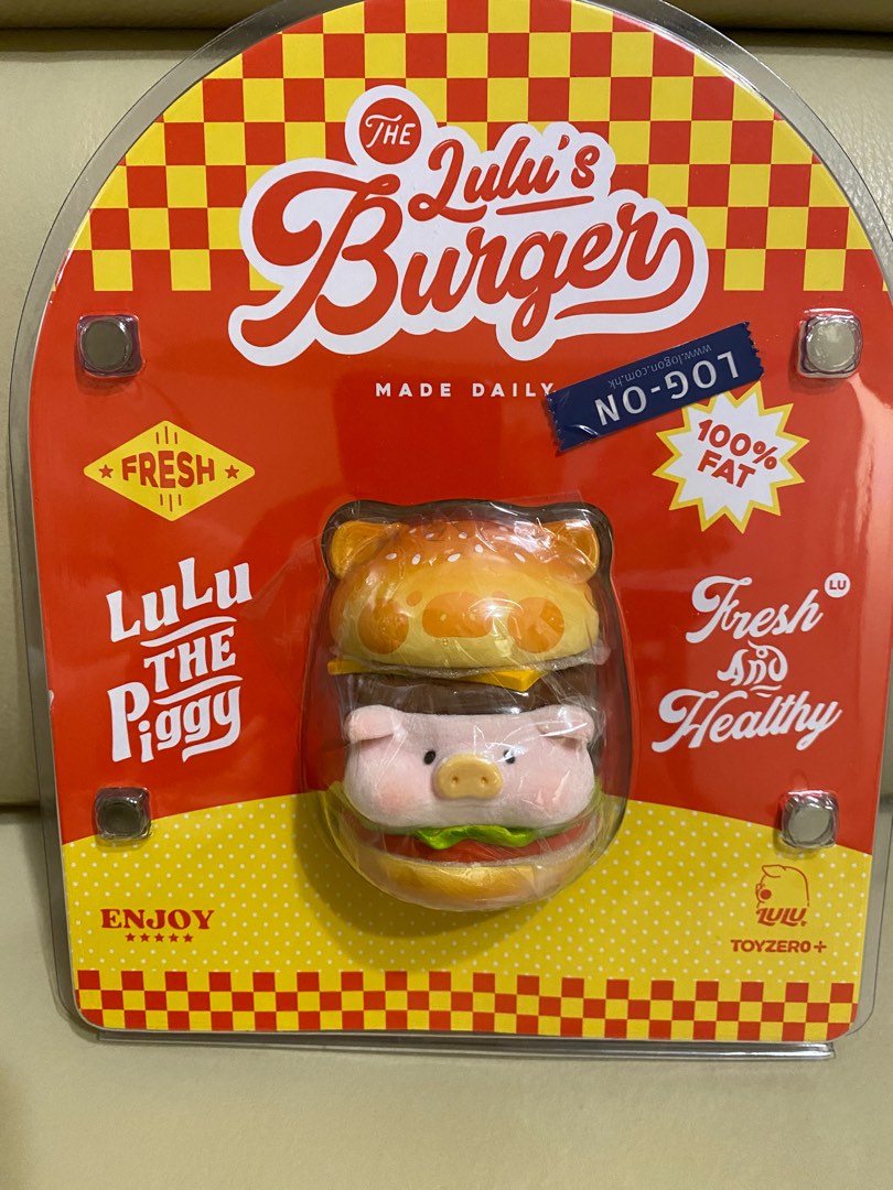 全新港版 lulu豬原色漢堡包吊卡 lulu pig burger, 興趣及遊戲, 玩具 & 遊戲類 - Carousell