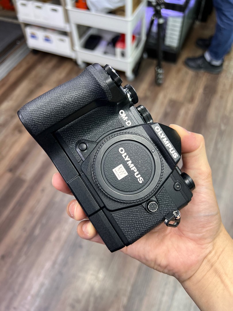 全新一樣 OLYMPUS E-M5 EM5 III MARK III 快門只有1千多 連原裝手柄, 攝影器材, 相機 - Carousell