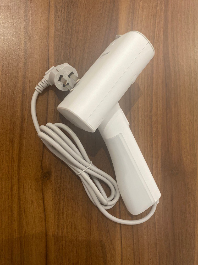 Midea travel iron, TV & Home Appliances, Irons & Steamers on Carousell