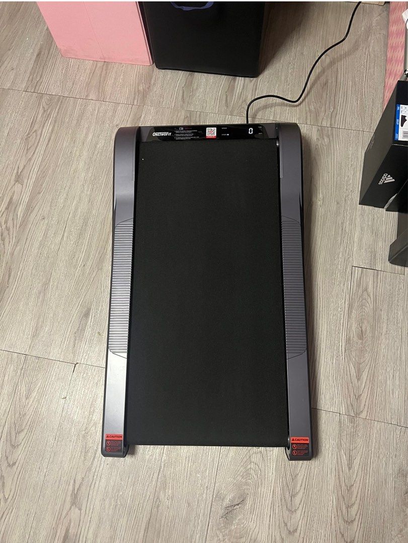 One two fit 電動跑步機, 運動產品, 運動與健身, 運動與健身 - 有氧健身器材 - Carousell