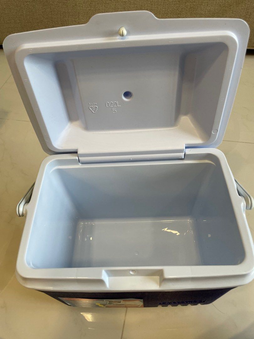 Rubbermaid Cooler box 9.46L (brand new, never used before), Furniture ...