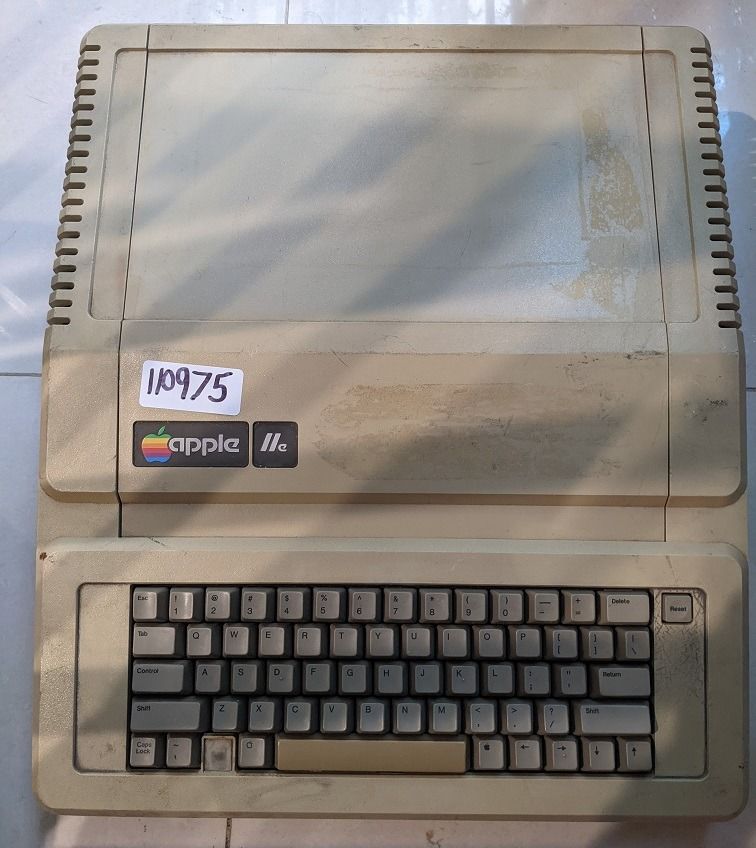 Vintage 1983 Apple IIe, Computers & Tech, Desktops on Carousell