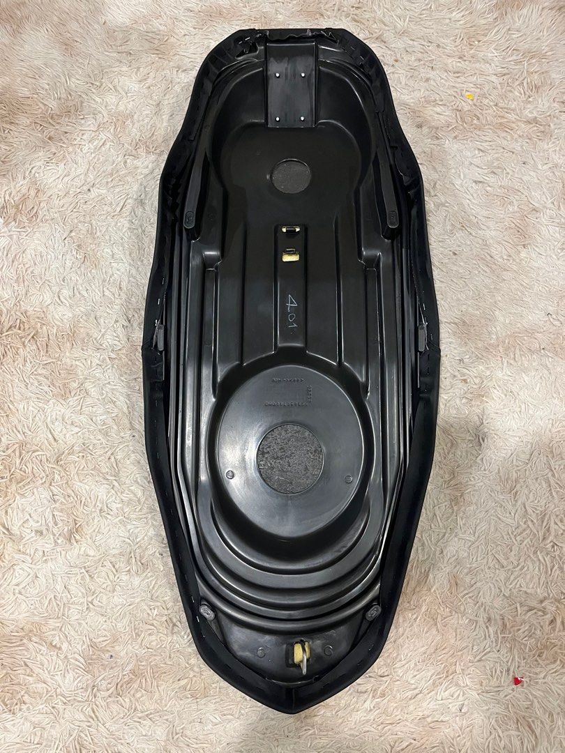 Yamaha Xmax racing seat. Custom embroidery (lowered), Motorcycles ...
