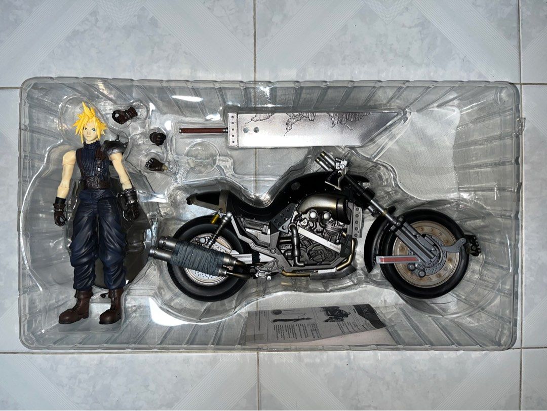 Final Fantasy 7 Cloud Strife with Original Hardy Daytona bike model ...