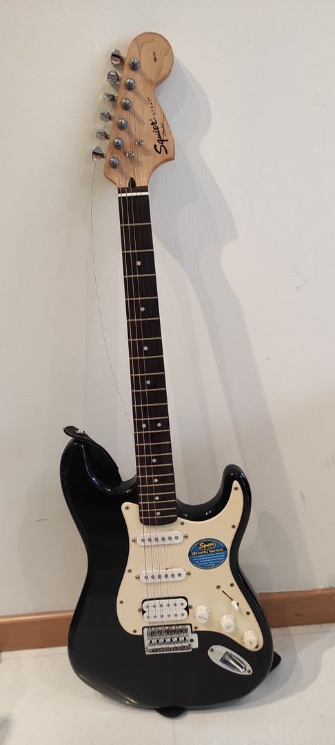 Fender Squire Affinity Stratocaster set, Hobbies & Toys, Music & Media ...