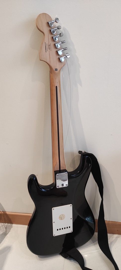 Fender Squire Affinity Stratocaster set, Hobbies & Toys, Music & Media ...