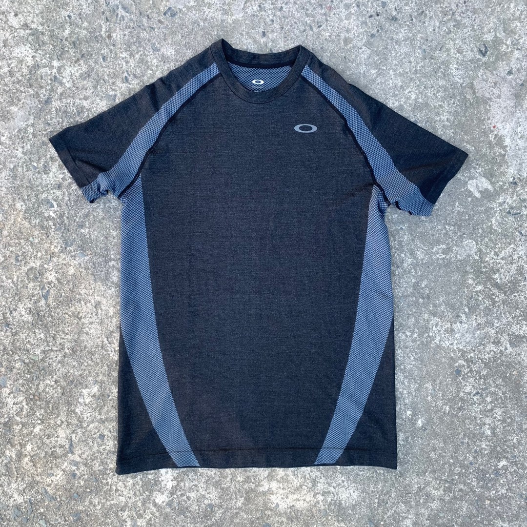 Oakley Performance fit, Men's Fashion, Activewear on Carousell