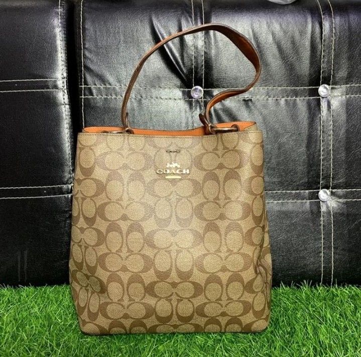 ORIGINAL Coach Town Bucket Bag, Barang Mewah, Tas & Dompet di Carousell