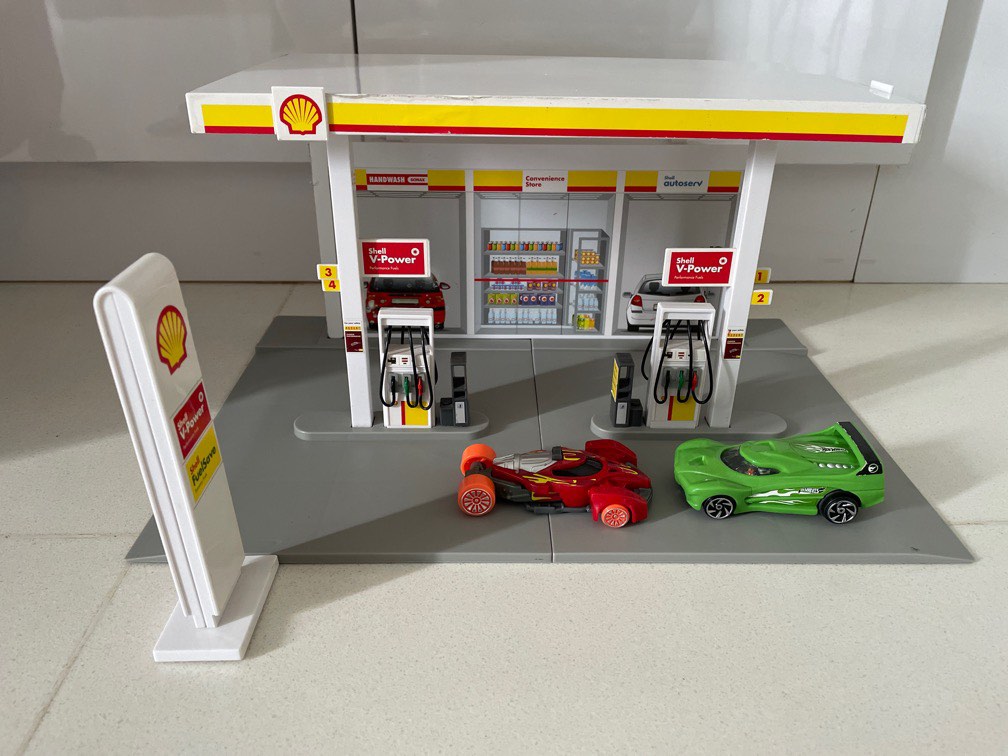 Shell Petrol Station with 2 cars, Hobbies & Toys, Toys & Games on Carousell