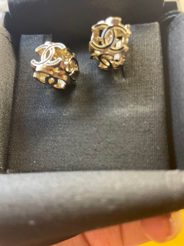低於原價全新！Chanel 22K骰仔3Dcc logo耳環 有心買可小議, 名牌, 飾物及配件 - Carousell