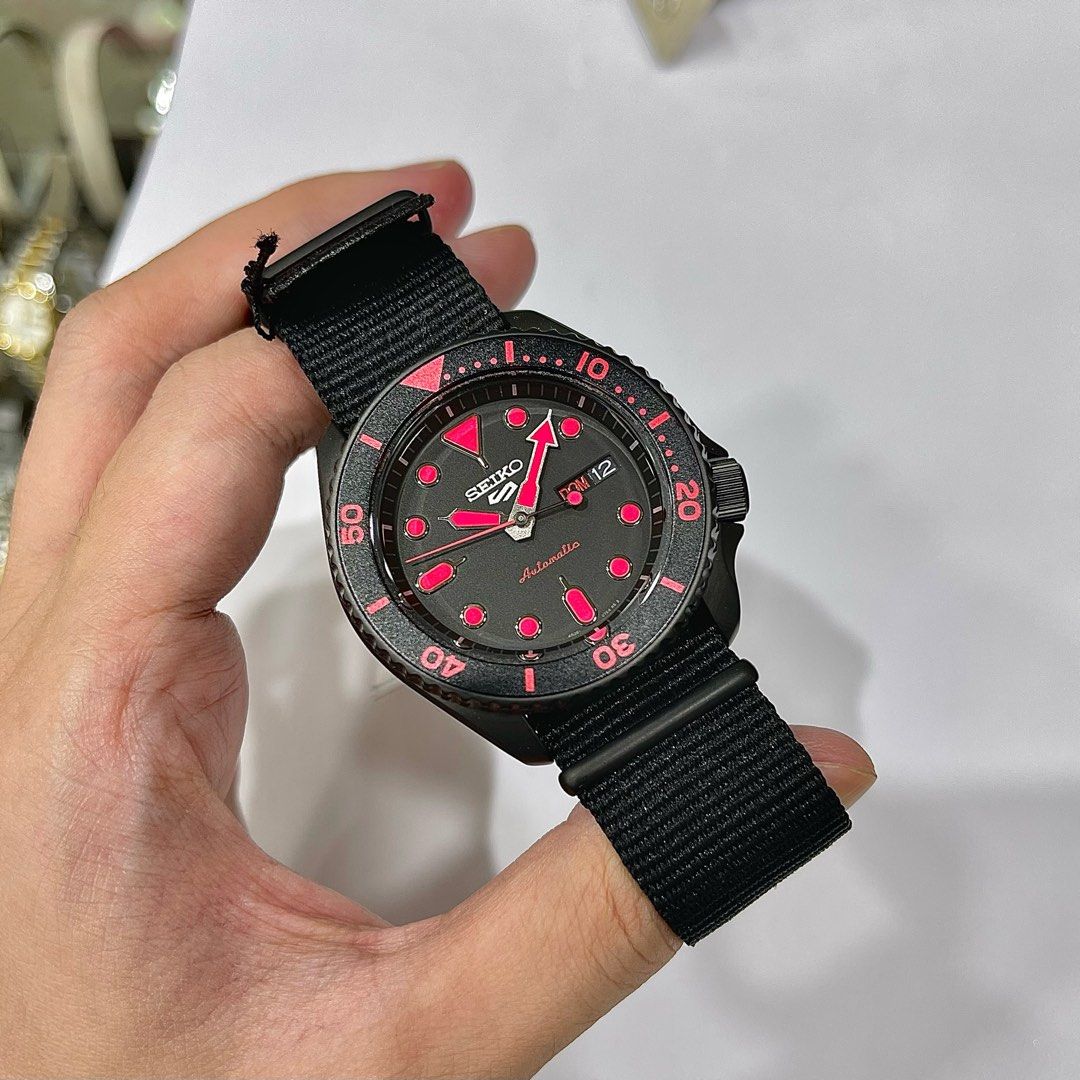 Seiko Stealth All Black 5KX with Red Markers on Batman Nato strap ...