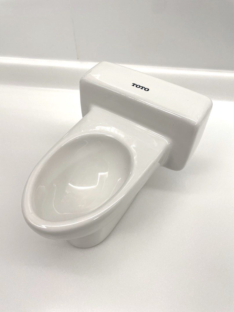 TOTO 陶瓷座廁擺設, 傢俬＆家居, 家居裝飾, 家居裝飾 - 其他 - Carousell