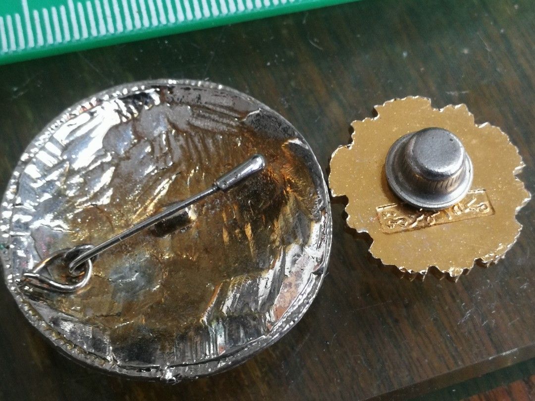 2 pin baju, Hobbies & Toys, Collectibles & Memorabilia, Vintage ...