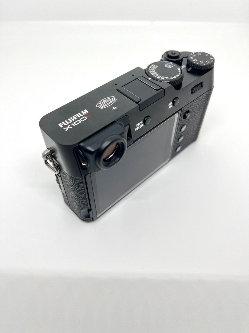 Fujifilm X100V with WCL-X100 ii, Photography, Cameras on Carousell