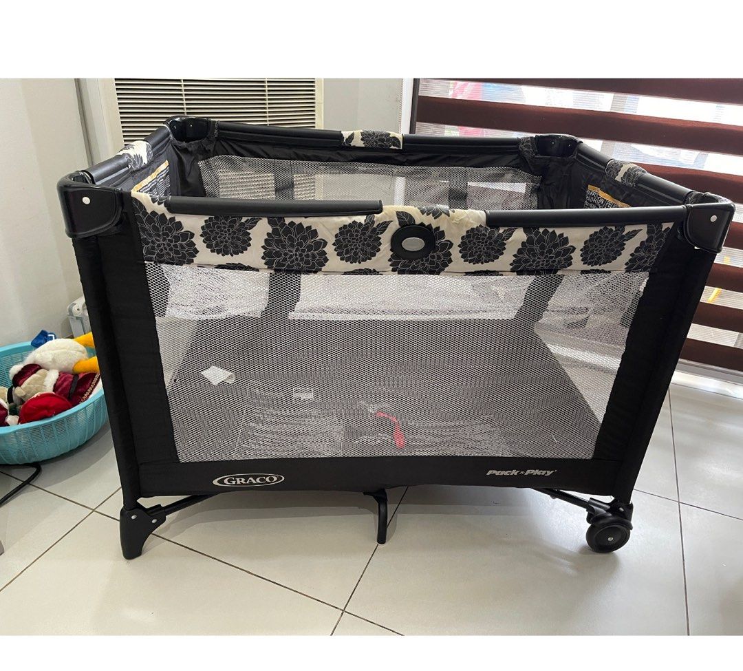 Graco baby crib, Babies & Kids, Baby Nursery & Kids Furniture, Cots ...