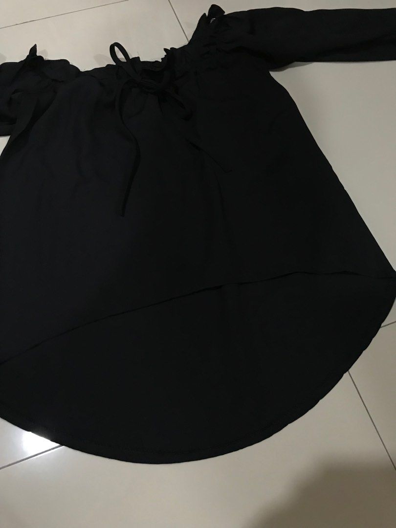 Sabrina Wanita Hitam Import Like New Bagus, Fesyen Wanita, Pakaian Wanita, Atasan di Carousell