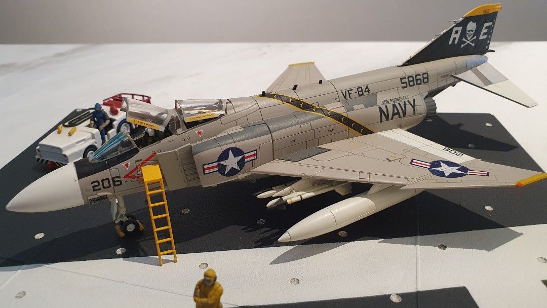 SUPER RARE DIORAMA Hobby Master 1/72 McDonnell Douglas F-4J VF-84 ...