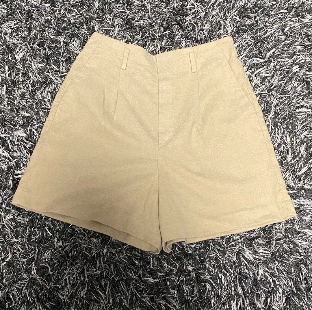 Uniqlo smart shorts, Women's Fashion, Bottoms, Shorts on Carousell