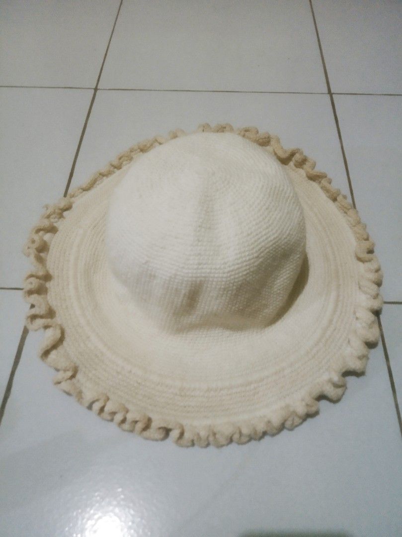Topi Pantai, Fesyen Wanita, Aksesoris di Carousell