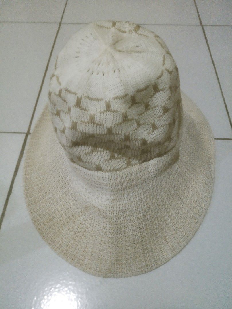 Topi Pantai, Fesyen Wanita, Aksesoris di Carousell