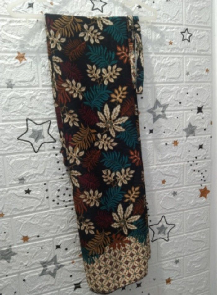 Bawahan Kebaya atau Tunik (Rok Lilit), Fesyen Wanita, Pakaian Wanita, Bawahan di Carousell