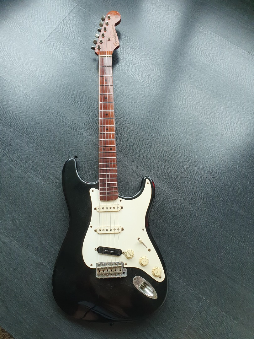 Fender Stratocaster 1990 - 57 Vintage Reissue - Black over Fiesta Red ...