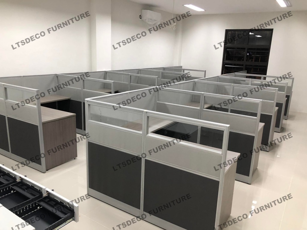 MODULAR WORKSTATIONS FABRIC W/ GLASS OFFICE PARTITIONS, Furniture ...