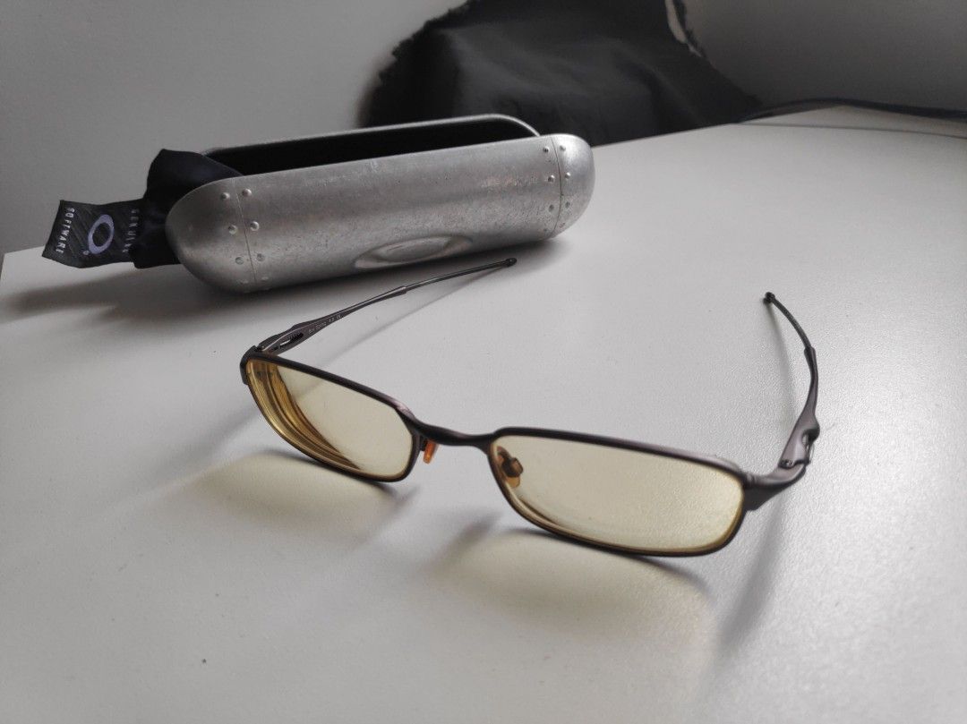 Oakley box spring 4.0, Men's Fashion, Watches & Accessories, Sunglasses ...