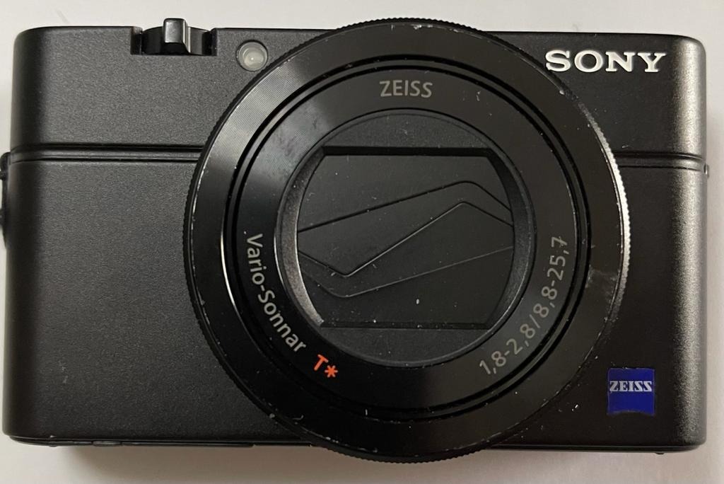 Sony R100 III, Photography, Cameras on Carousell