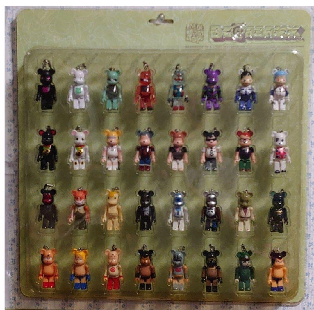 夜光 GID Bearbrick 70% display bister board 展示板, 興趣及遊戲, 玩具 & 遊戲類 - Carousell