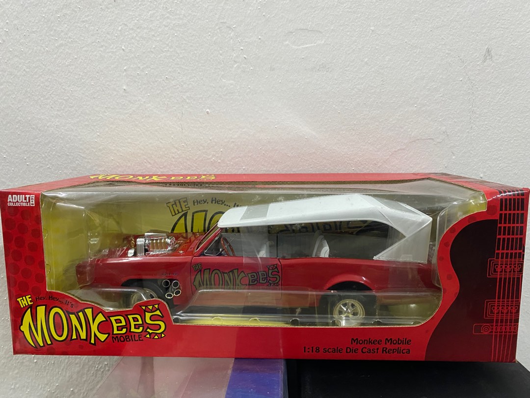 AutoWorld Pontiac GTO Convertible Monkee Mobile - The Monkees 1966 (1: ...