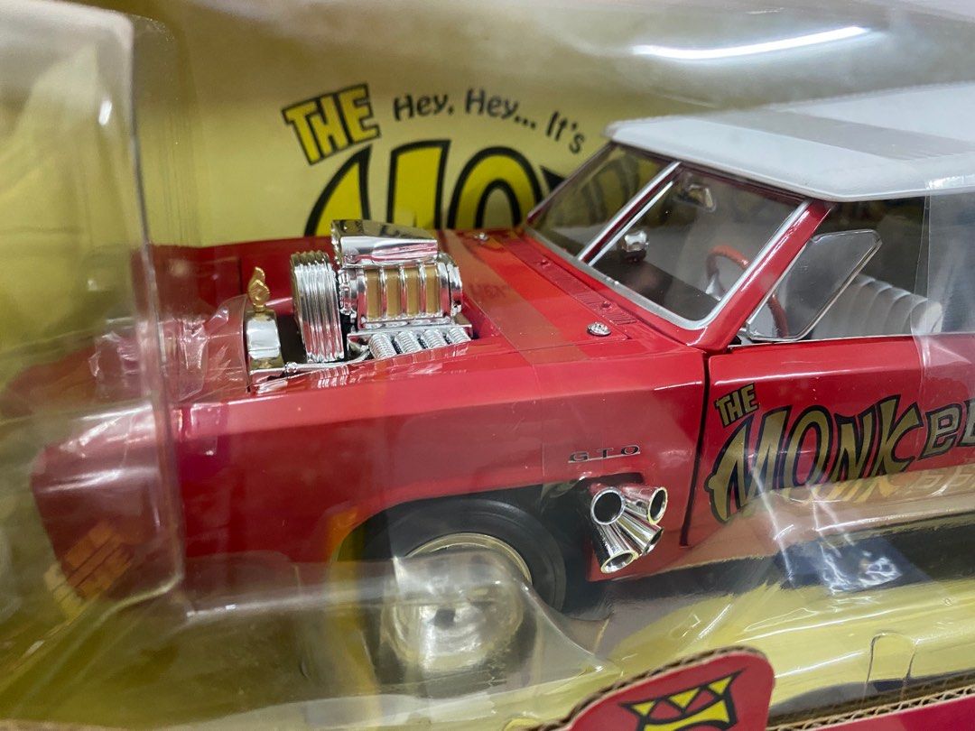 AutoWorld Pontiac GTO Convertible Monkee Mobile - The Monkees 1966 (1: ...