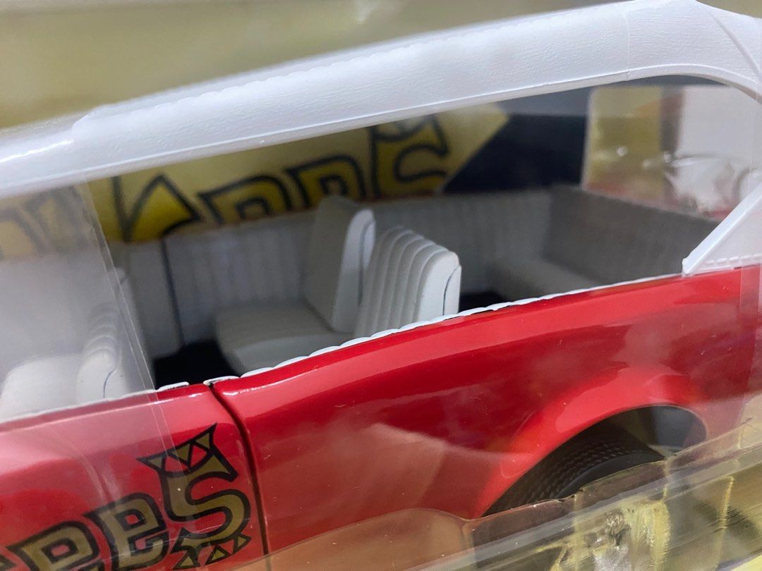 AutoWorld Pontiac GTO Convertible Monkee Mobile - The Monkees 1966 (1: ...